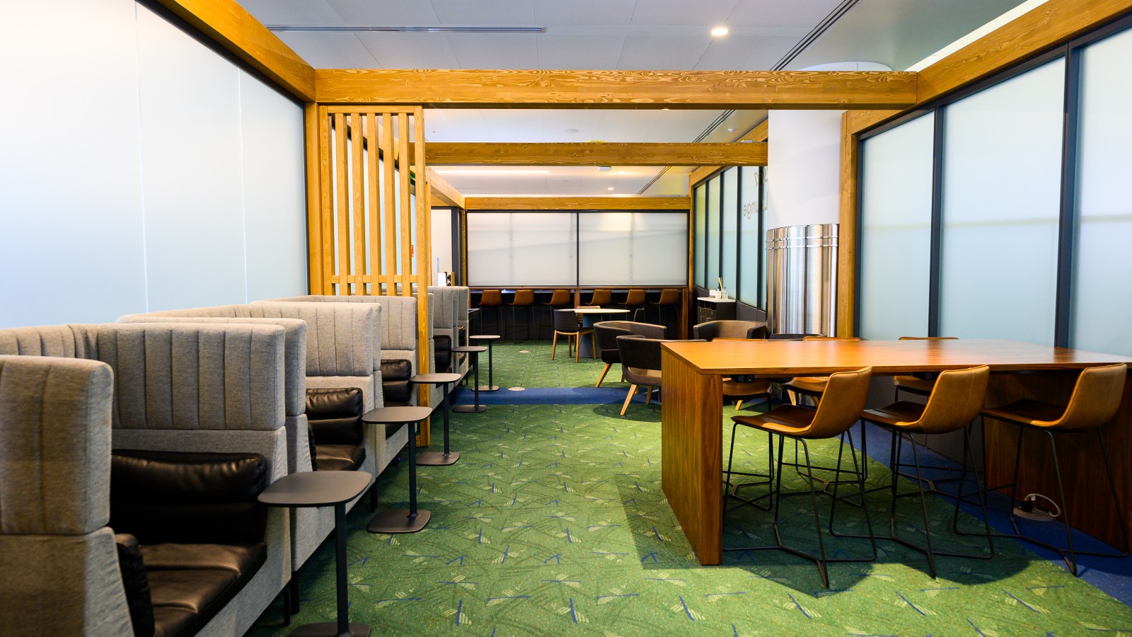 Alaska Airlines Lounge Concourse B (Portland) - Alaska Airlines ...