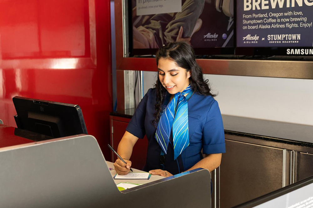 Alaska Airlines employees go above & beyond to delight passengers with ...